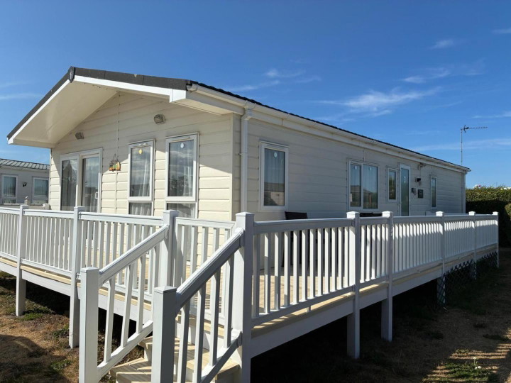 Lovely 6 Berth Lodge With Decking At Lyons Lido Beach, North Wales Ref 24003kc - ノース・ウェールズ
