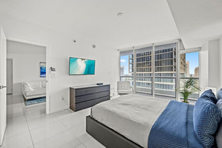 Inredible View -Luxury Unit At The W Brickell - Miami Beach, FL