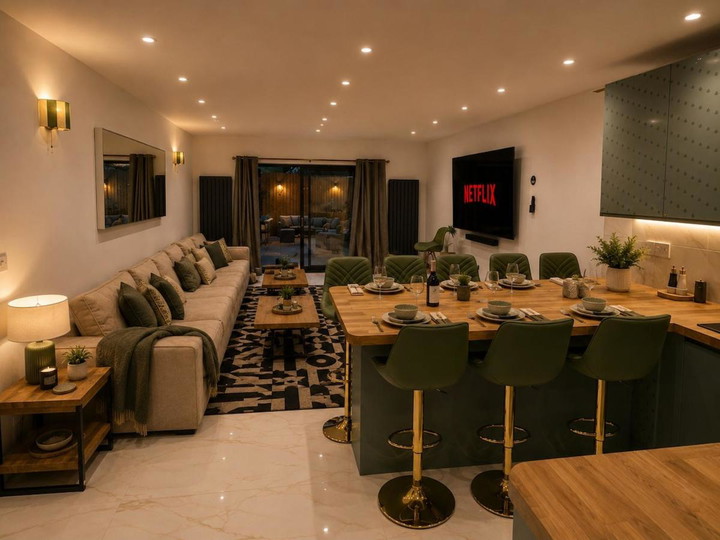 Central Luxury 7 Bedroom House 14-beds 4-bathrooms - Hot Tub - Parking - Garden - Barry