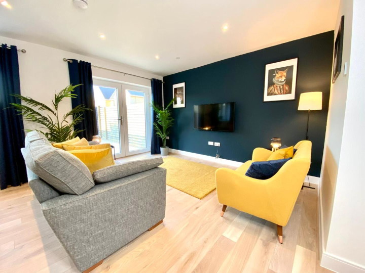 Stunning New Large 3 Bedroom House - 5 Minutes To The Nearest Beach! - Great Location - Garden - Parking - Fast Wifi - Smart Tv - Newly Decorated - Sleeps Up To 7! Close To Poole & Bournemouth & Sandbanks - Poole