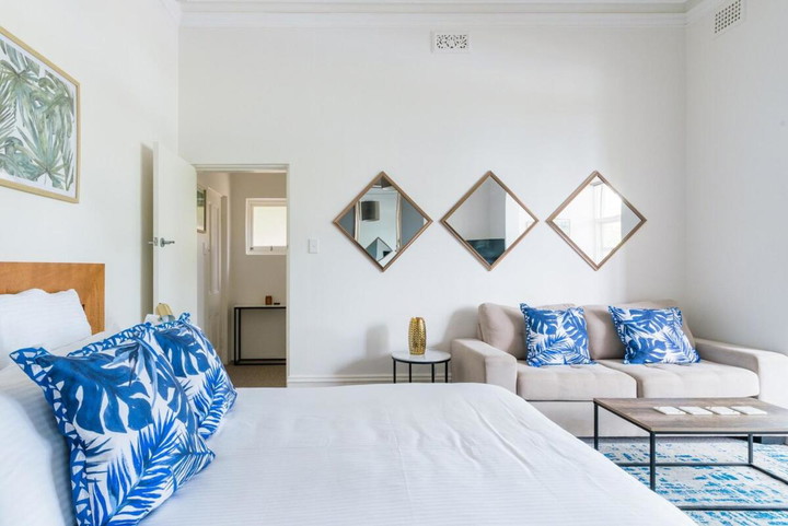 Sun Drenched Ground Floor Studio With Patio - North Sydney