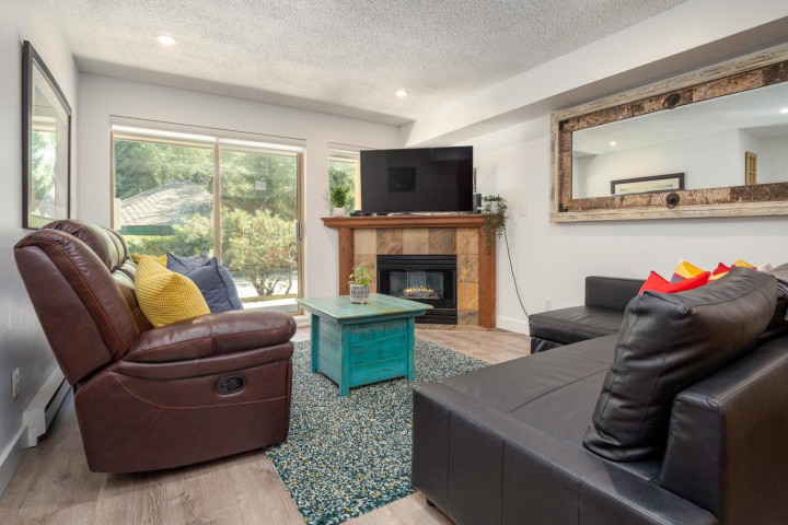 2br Plus Loft In Valhalla, Village Location, Covered Patio, King Bed, Hot Tub - Whistler
