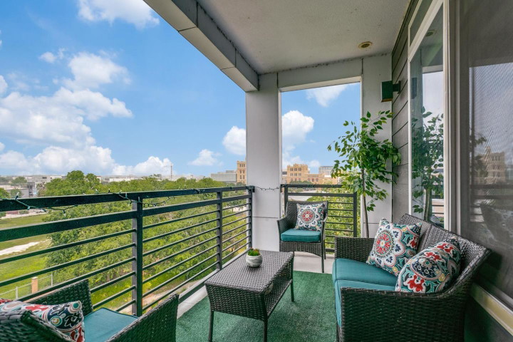 Beautiful Condo On Riverwalk W King Ste Free Parking Pet Friendly Centrally Located On The Riverwalk - サン・アントニオ, TX