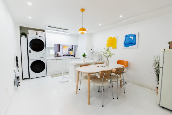 5 Mins To Sinchon Station, 5 Mins To Yonsei Univ And 10 Mins Hongik Univ On Foot, Denden Stay - Seoul