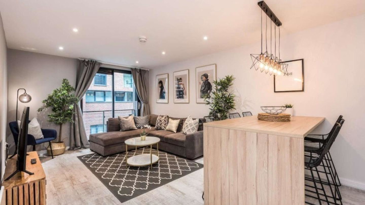 Stylish Liverpool Apartment With Parking & Balcony - Wirral