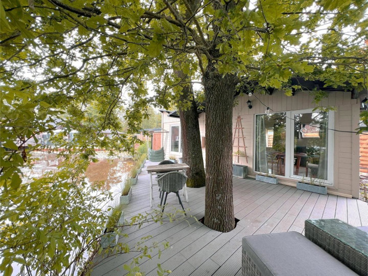 Charlies Chalet - Geel
