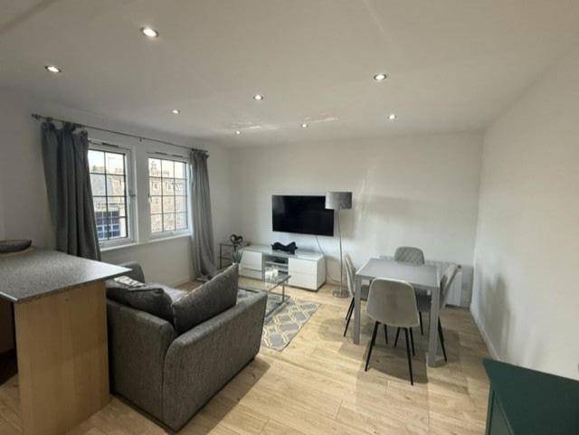 Vibrant City Centre 2 Bedroom Flat - George Street -Free Parking Available - Aberdeenshire