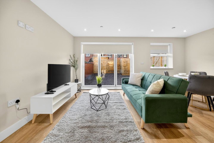 Modern 2-bed Cardiff Apartments - Free Parking - Workspaces - Cardiff