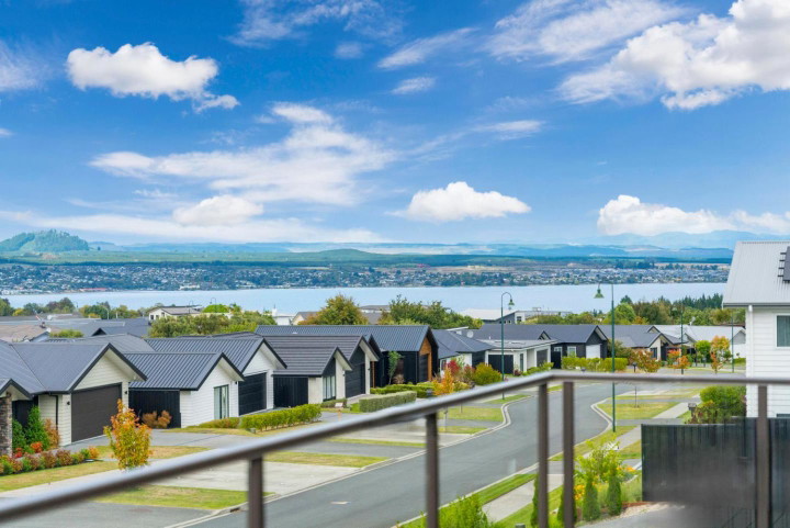 Penny Haven - Lake & Mt Tauhara Views, Family Friendly - Taupo