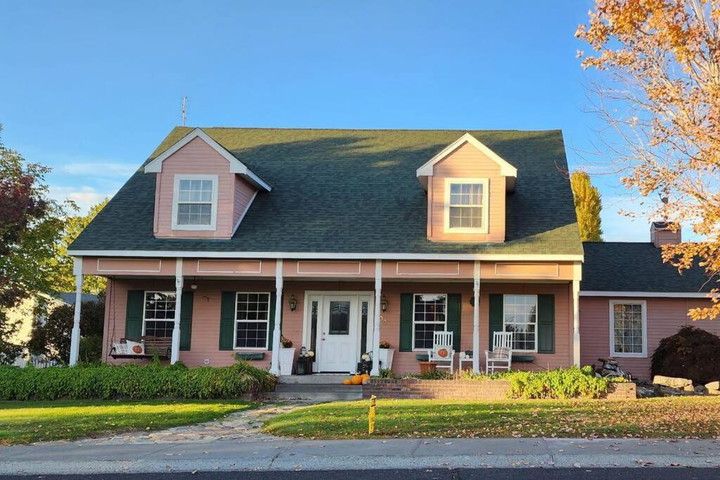Five Bedroom Colonial Style Home - State of Washington