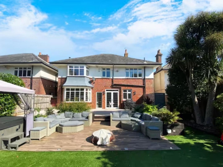 Four Bedroom Family Abode With Hot Tub, Garden And Bbq - Bournemouth
