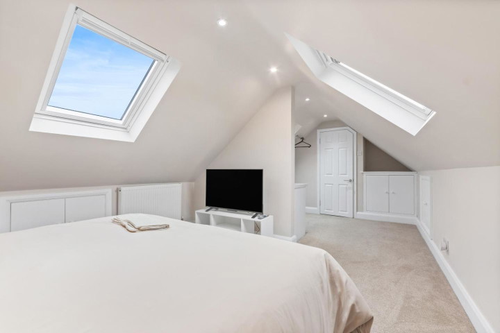 Modern Serenity In Langley Vale - Dorking