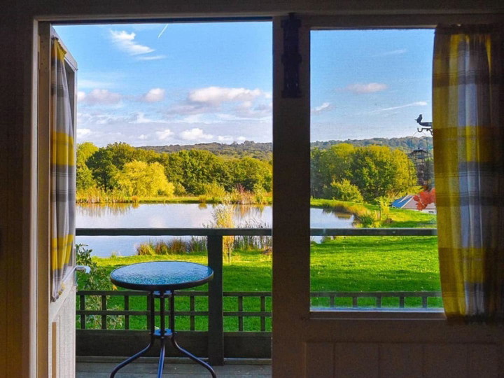 Idyllic Shepherds Hut Glorious Views To South Downs 'Perch' - Crowborough