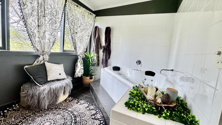 Couple's Spa Retreat Resort Villa - Melbourne
