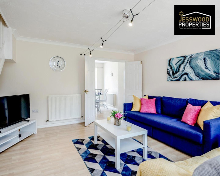 3 Bedroom Contractor House By Jesswood Properties , Sleeps 5 With Free Parking Near M1 & Luton Airport - Dunstable