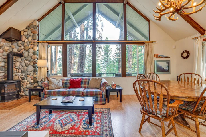 Hillside Hideaway: Warm & Cozy Terrace Lakes Cabin - Garden Valley, ID