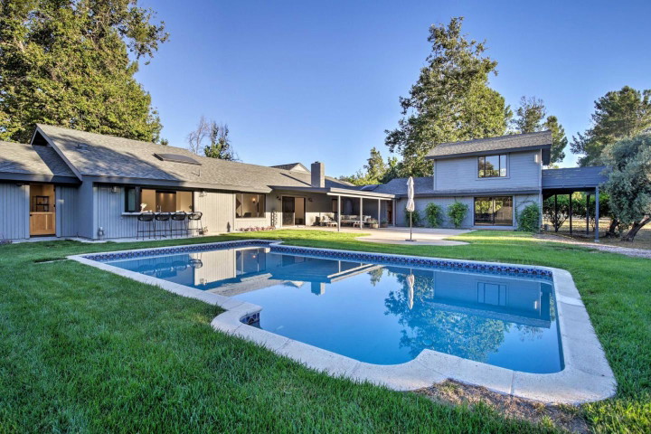 Family Retreat - Private Tennis Court & Game Room - Escondido, CA