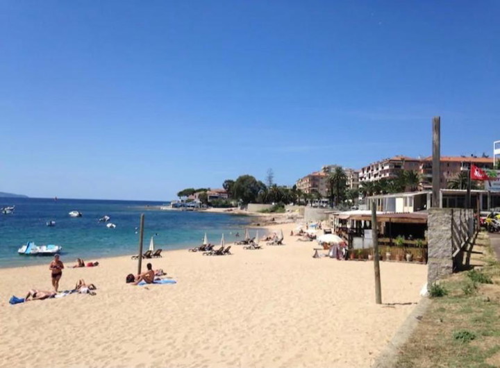 Ajaccio Magnifique T2 40m2 Centre Ville Vue Mer Au Bord De La Plage Neuf 5 Personnes Clim Wifi Balcon Parking Privé Fermé - Ajaccio