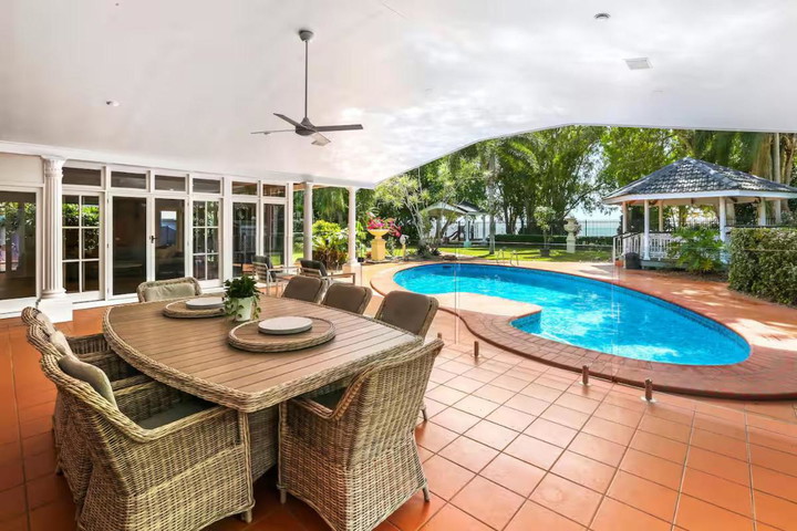 Willow Garden Stays Cairns - Beachfront 4 Bedroom Luxury Holiday Home - Cairns