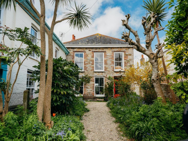 Enchanted Rose Garden House - Falmouth