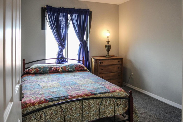 Mackenzie - Private Bedrooms With Shared Bathroom In Co-living House - Glendale, AZ