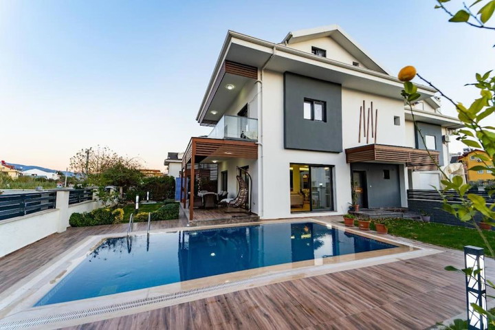 Merkezde Muhteşem Havuzlu Villa - Çalış Beach