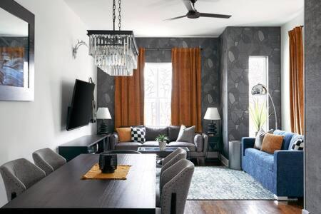 Hillsboro Village Rooftop Retreat With City Views, Sleep 12 With Gourmet Kitchen, Smart Tvs & Garage, Walk To Vanderbilt, Pancake Pantry And Boutique Shopping, Minutes To Broadway, 12 South And The Parthenon, Perfect For Groups, 24hr Hospitality - Nashville, TN