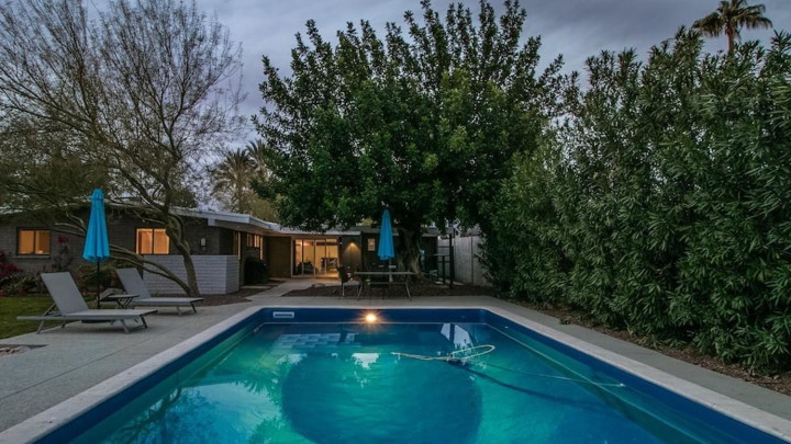 Mid-century Modern Wbackyard Oasis Putting Green - Phoenix, AZ