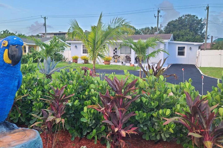 Palm Springs 3-bedroom 2-bath 5 Miles To The Beach - Palm Beach, FL