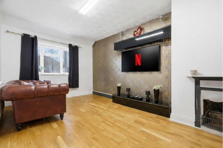 Spacious 4br House Near Dagenham Heathway - Romford