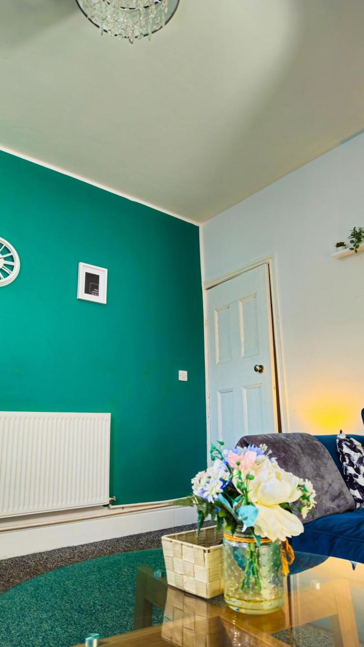 Ivy Green House - Stylish Value Stay, Sleeps Upto 7, Luxury Beds, Central, Wifi, Netflix, Free Parking - Derby, UK