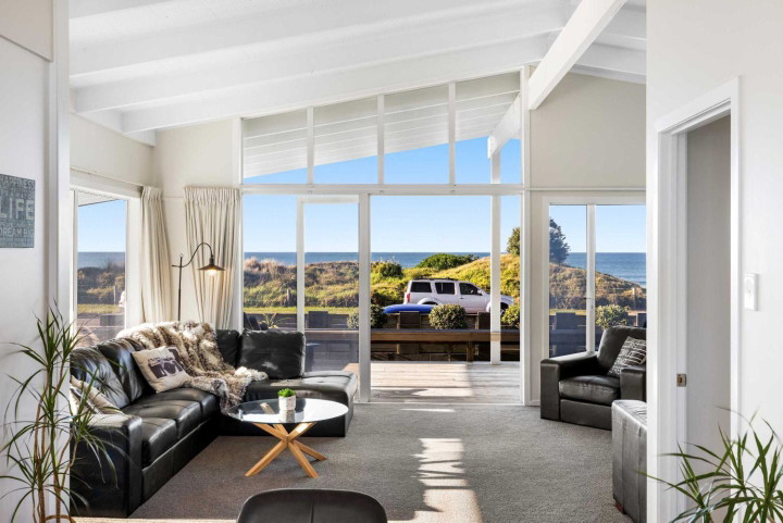 Beachfront Retreat - Papamoa