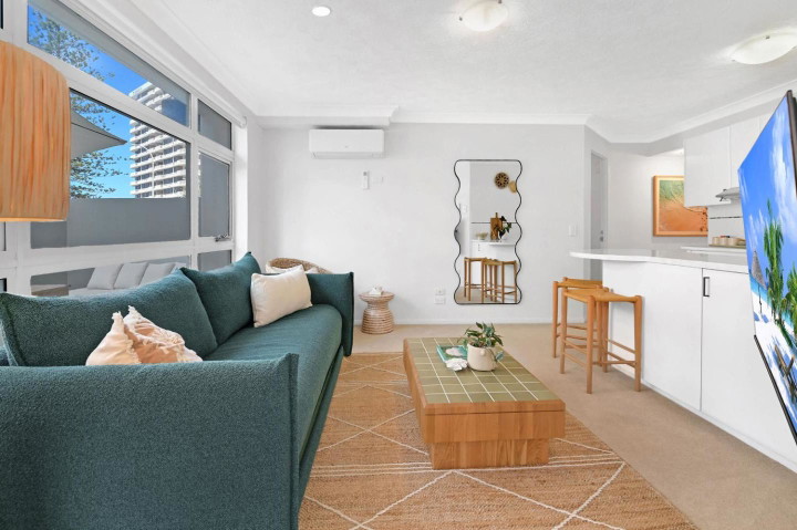 Seaside Getaway - King Bed - Large Private Courtyard - Parking - Surfers Paradise