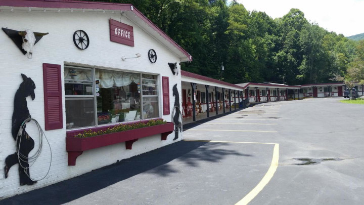 A Holiday Motel - Maggie Valley - Sylva, NC