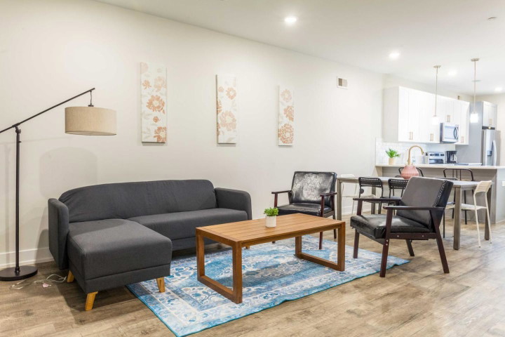Spacious 4br Home Wbackyardsleeps 8full Kitchen - Philadelphia, PA