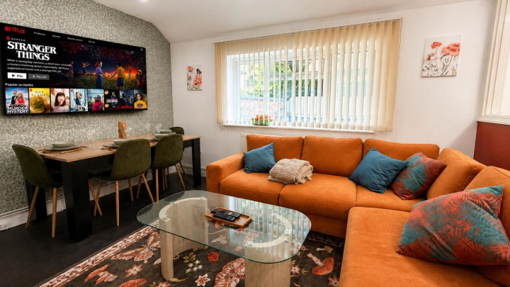 Comfort Stay Sleeps 14 Near Docks & Cathedral - Gloucester, UK