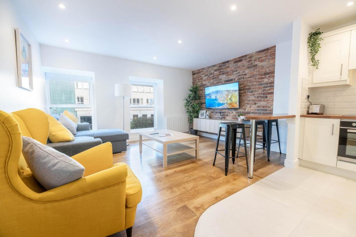 Modern Canal View Home, In City Centre, Sleeps 8 - Galway