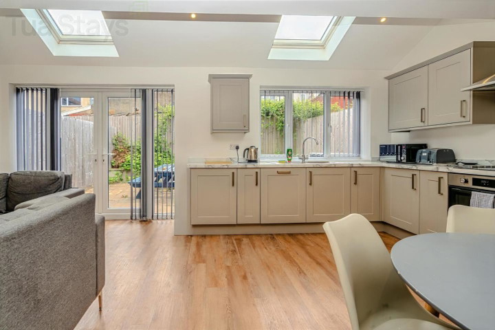 Spacious Modern Home With Garden - Filton