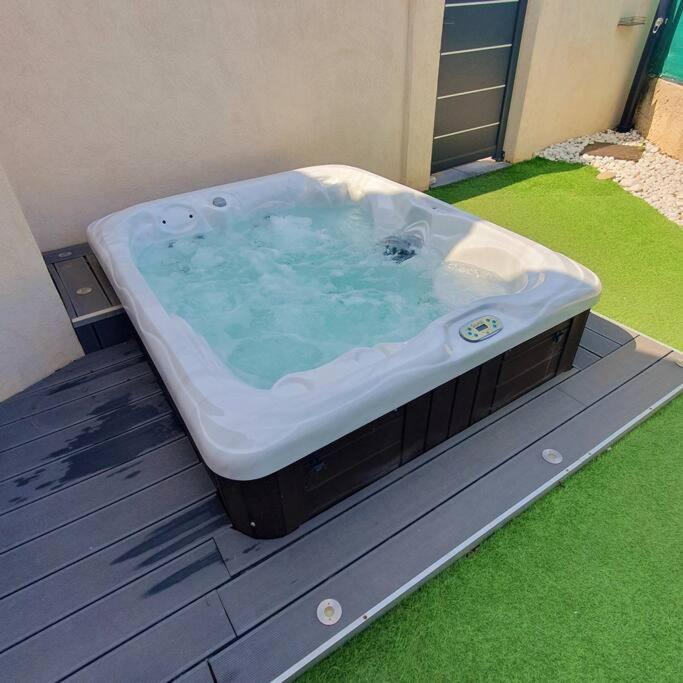 Joli Haut De Villa 3 Chambres Climatisé Avec Jacuzzi - Marignane