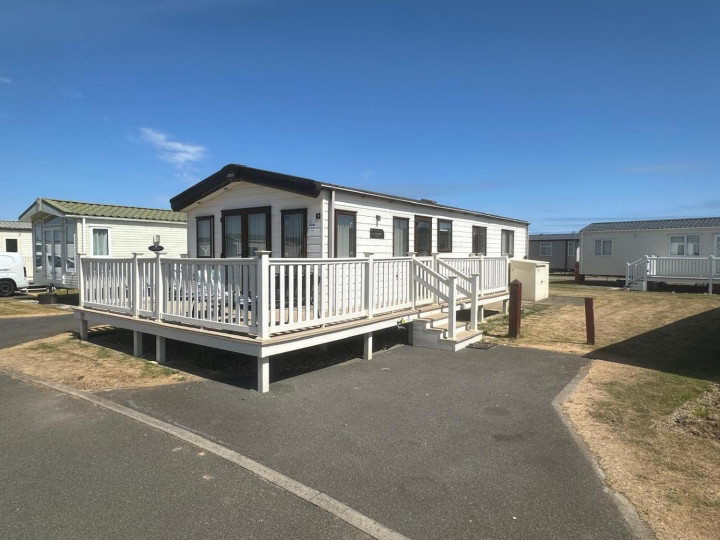 6 Berth Caravan With Decking At Barmston Beach Holiday Park Ref 62018rv - North Yorkshire