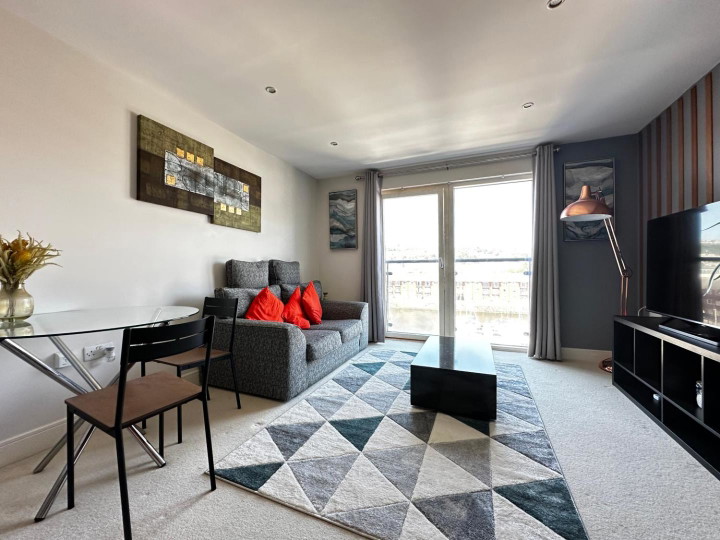 Seaside Apt With Harbour View - Swansea, UK