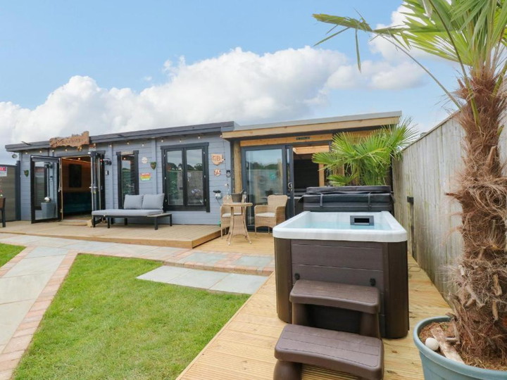 Black River Wellness Retreat Hot Tub & Sauna - North Yorkshire