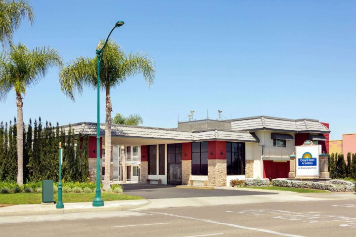 Days Inn & Suites By Wyndham Anaheim At Disneyland Park - Irvine, CA