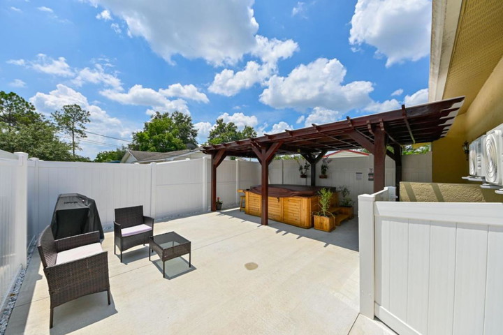 Paradise In Brandon With Luxurious 6 Person Spa - Tampa Bay, FL