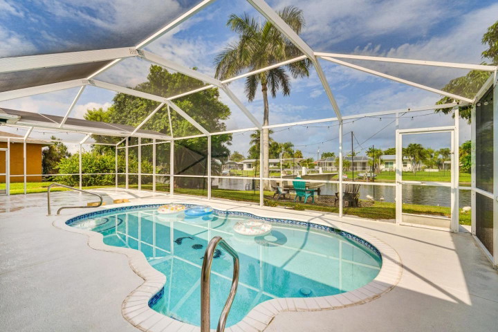 Dock & Fire Pit! Breezy Cape Coral Getaway - Fort Myers, FL