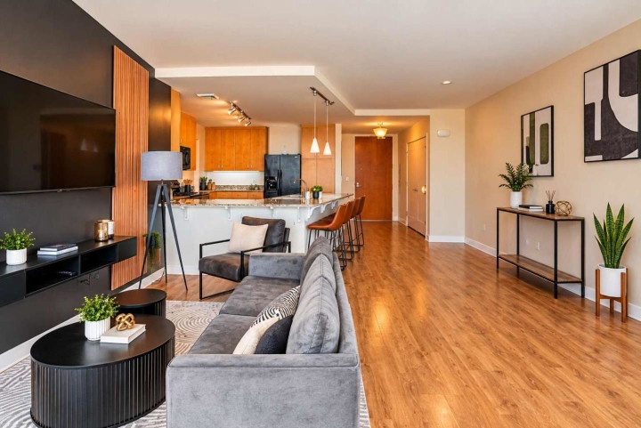 Stylish 1br Highrise Dt, Parking, Pool, Gym, W-d, Golf - Phoenix, AZ