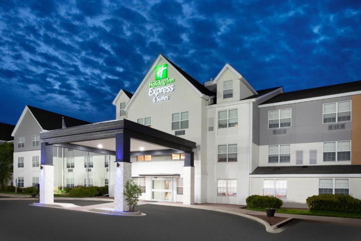 Holiday Inn Express & Suites Port Washington By Ihg - Grafton, WI