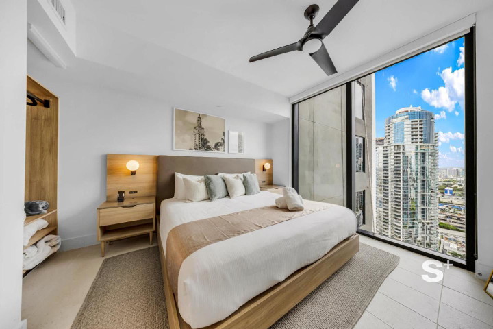 Skyline Suite - Epic Views - Pool - Gym - Sauna - 