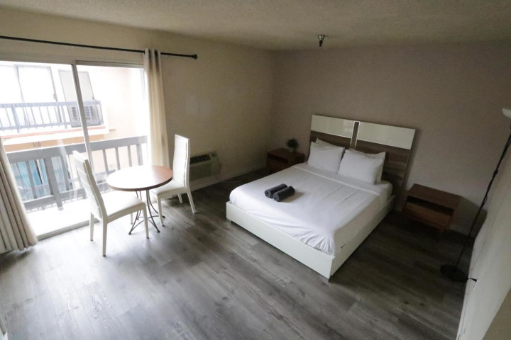 Beverly Hills Studio Suite - Beverly Hills, CA