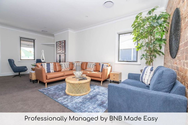 Mcnamara Lane - Cbd, Firepit, 7 Smart Tvs, Sleeps 11 - Orange